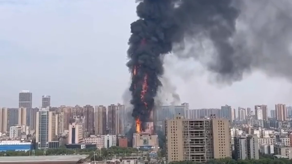 Massive fire breaks out in skyscraper in Chinese city of Changsha - WATCH