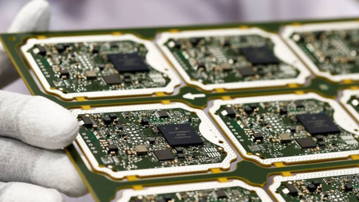 Chinese woman caught with computer chips inside fake pregnancy bump