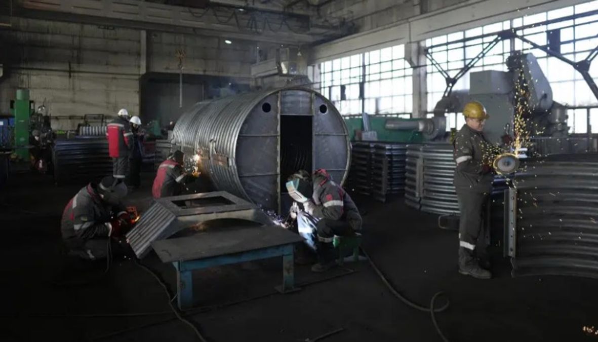 Ukraine war: Steel plant builds six-person bunkers for front line troops