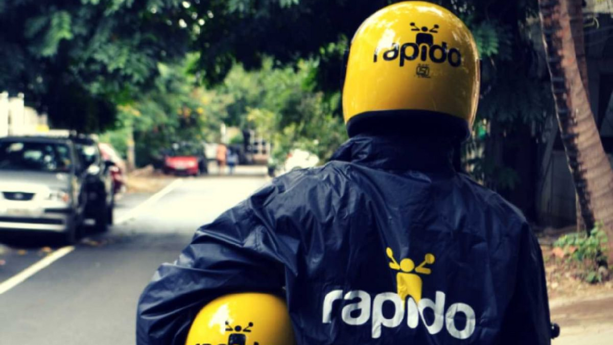 Literal doomscrolling: Video of Rapido driver watching YouTube Shorts ...