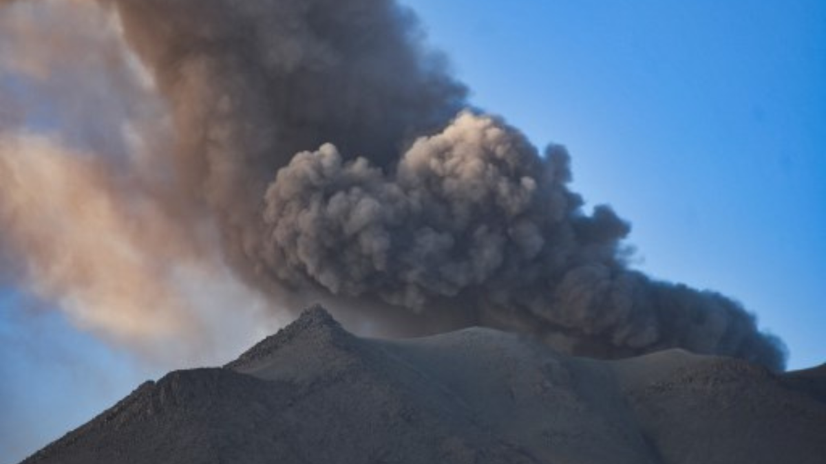 State of emergency declared in Peru as Ubinas volcano spews ash