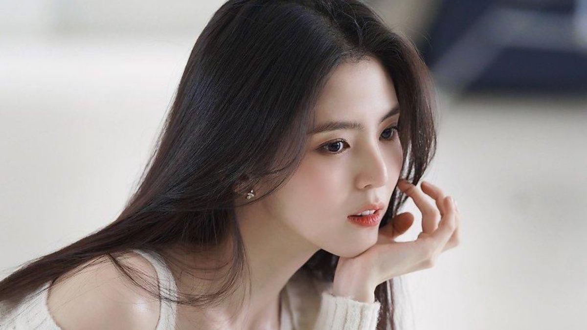 Han So Hee debunks plastic surgery rumours during live chat