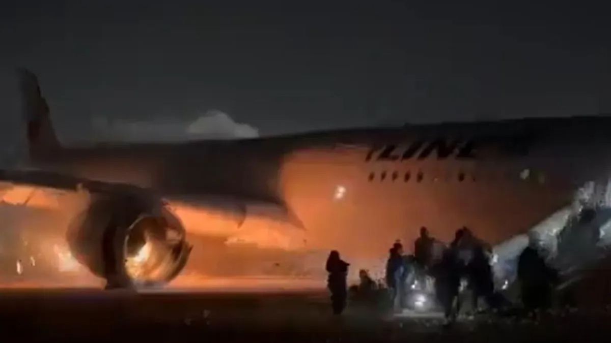 Japan: Passengers slide down inflatable ramp from burning plane. Watch