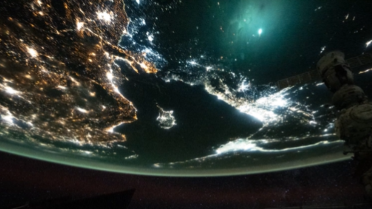 Watch: Mesmerising explosion of meteor over Earth gets captured by NASA ...