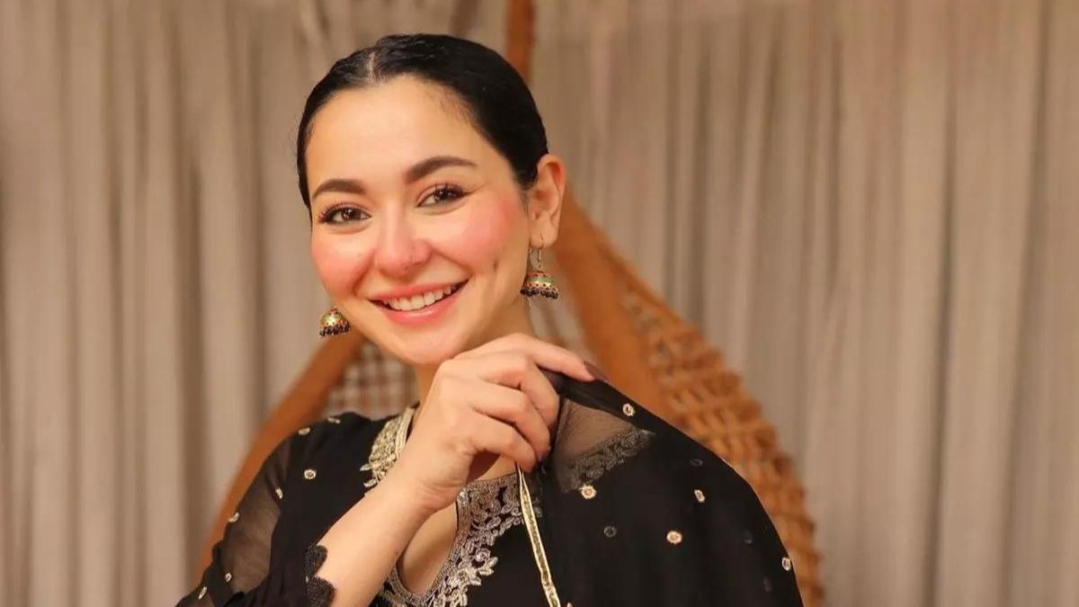 Pakistani actress Hania Aamir singing Atif Aslam's Pehli Nazar Mein on London streets is unmissable!