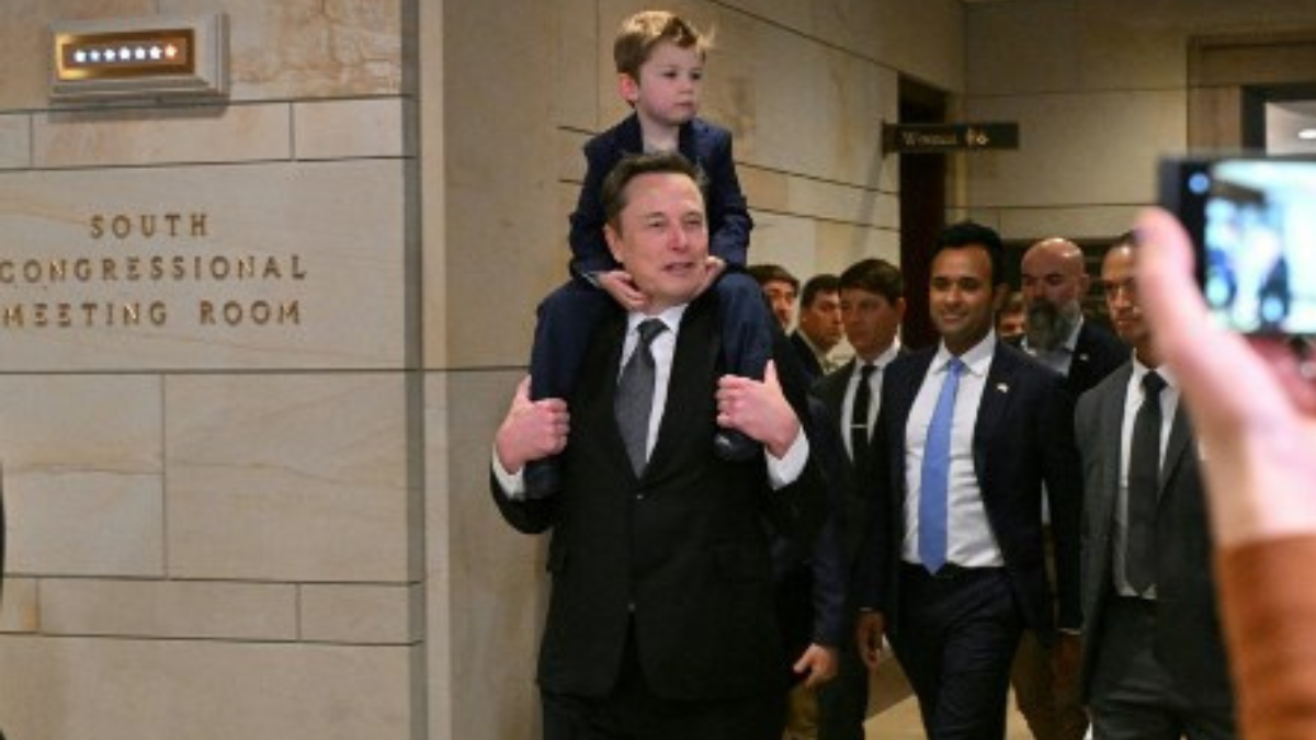 Musk makes heads turn as he carries little X on his shoulders at the ...