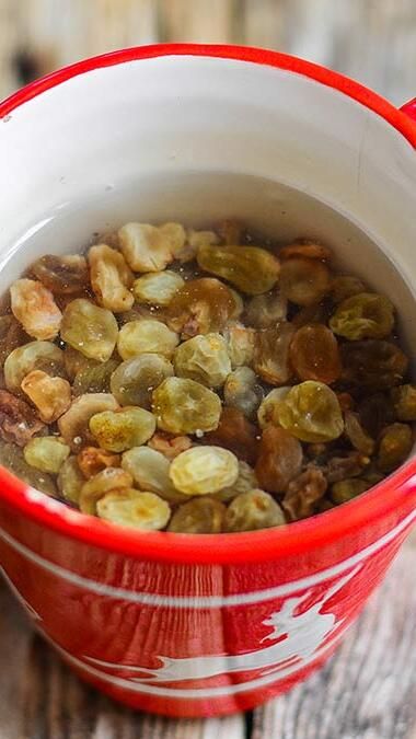 7 Amazing Health Benefits of Soaked Raisins You Must Know