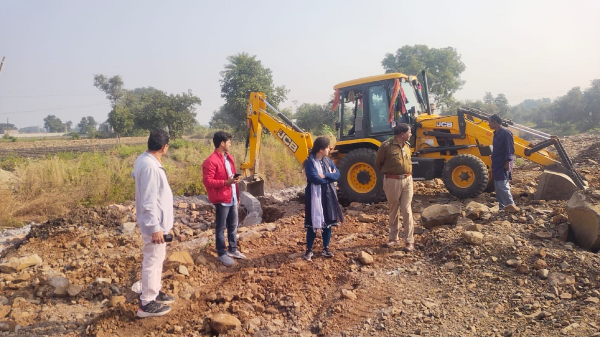 Bulldozer Action in Madhya Pradesh: विदिशा में फसलों पर चला बुलडोजर! मुक्त कराई इतनी हेक्टेयर भूमि