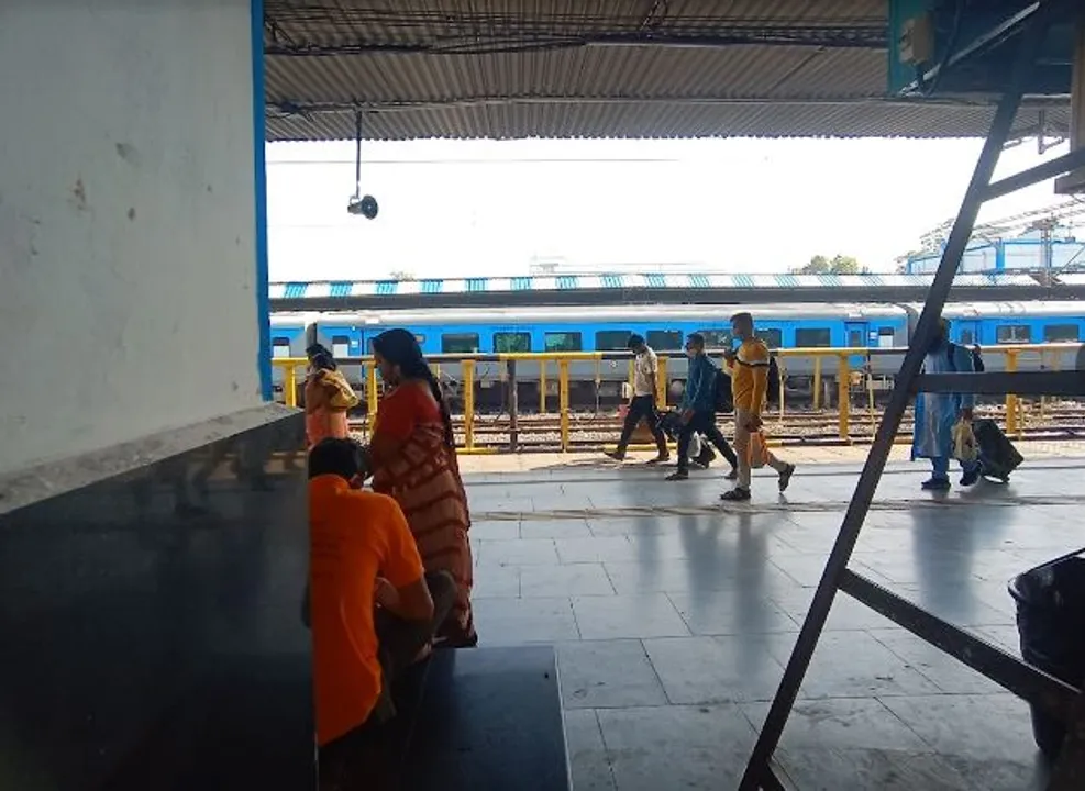 One dead, 2 injured due to overcrowding at Surat railway station