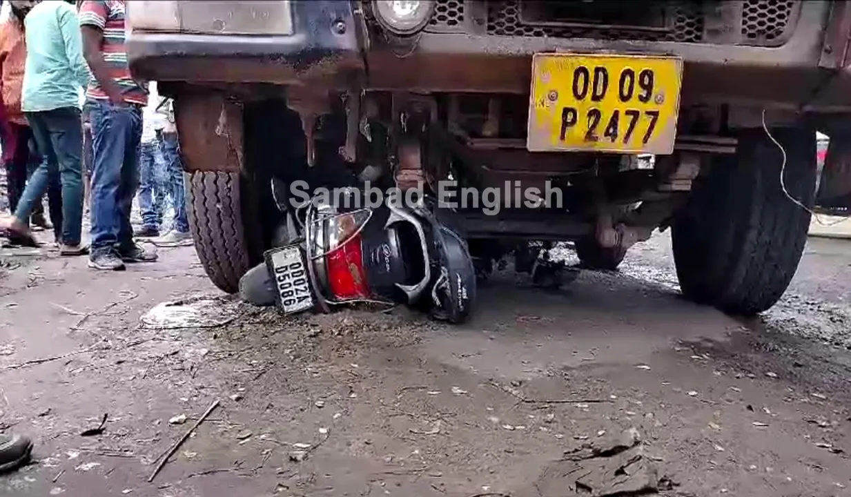 1 dead after speeding Hyva truck hits scooter in Odisha’s Angul; irate ...