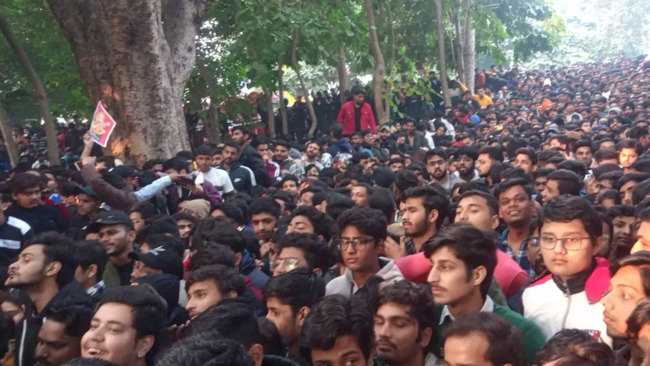 Delhi vs Railways Ranji Trophy: WATCH | Huge crowd outside stadium in ...
