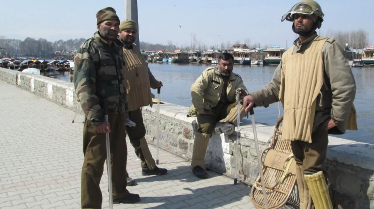 Suspected terrorists barge into police post, decamp with rifles in Kashmir