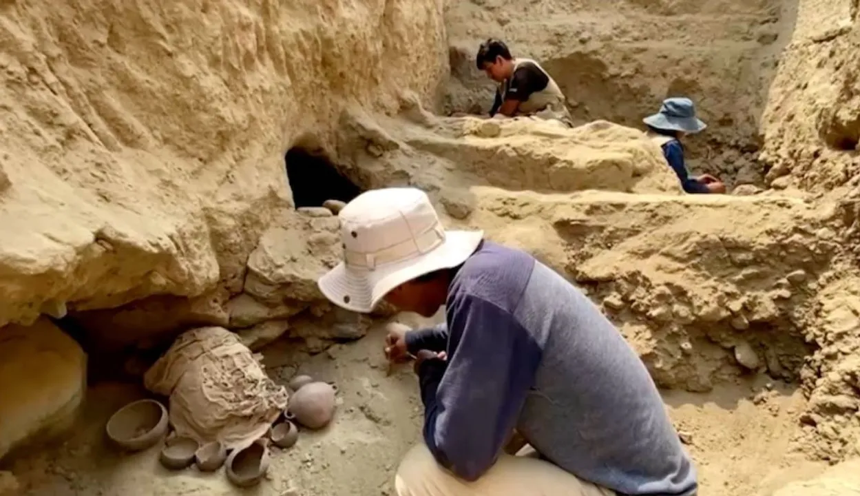 Peru: Archaeologists unearth fourteen 1000-years-old pre-Inca mummies