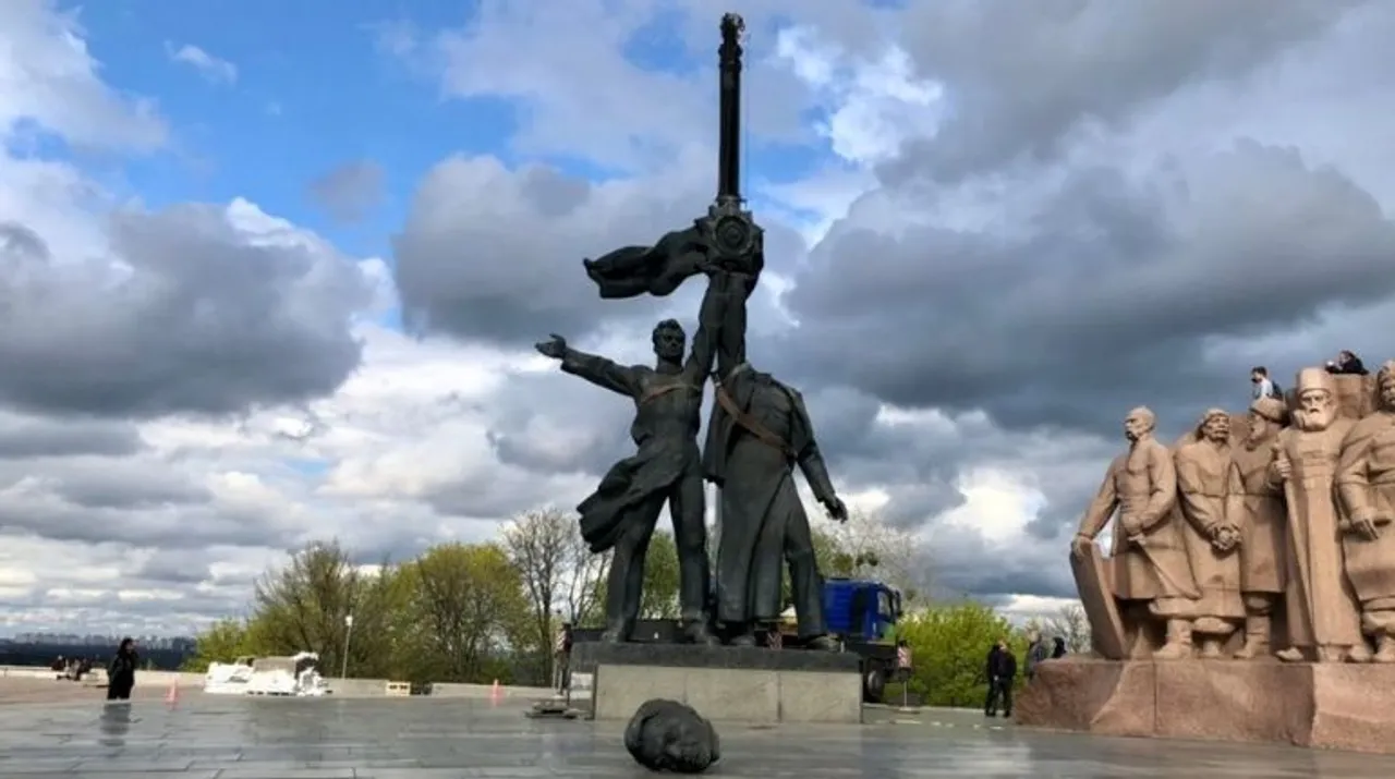 Watch: As offensive intensifies, 30-foot-tall Ukrainian-Russian ...