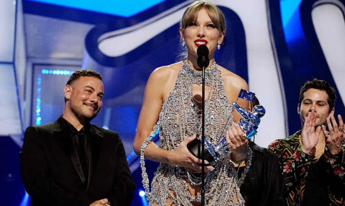 Taylor Swift makes history! Wins VMAs video of the year, announces new album