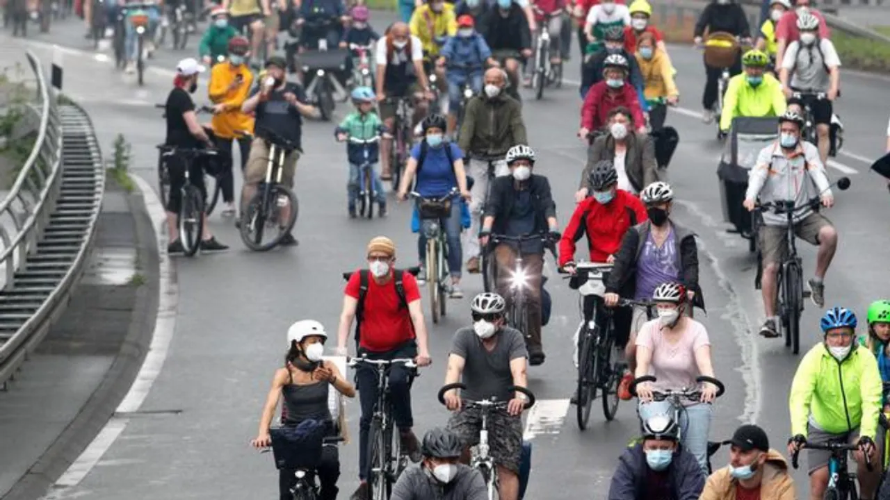 Thousands of cyclists take over German motorway in protest against poor ...