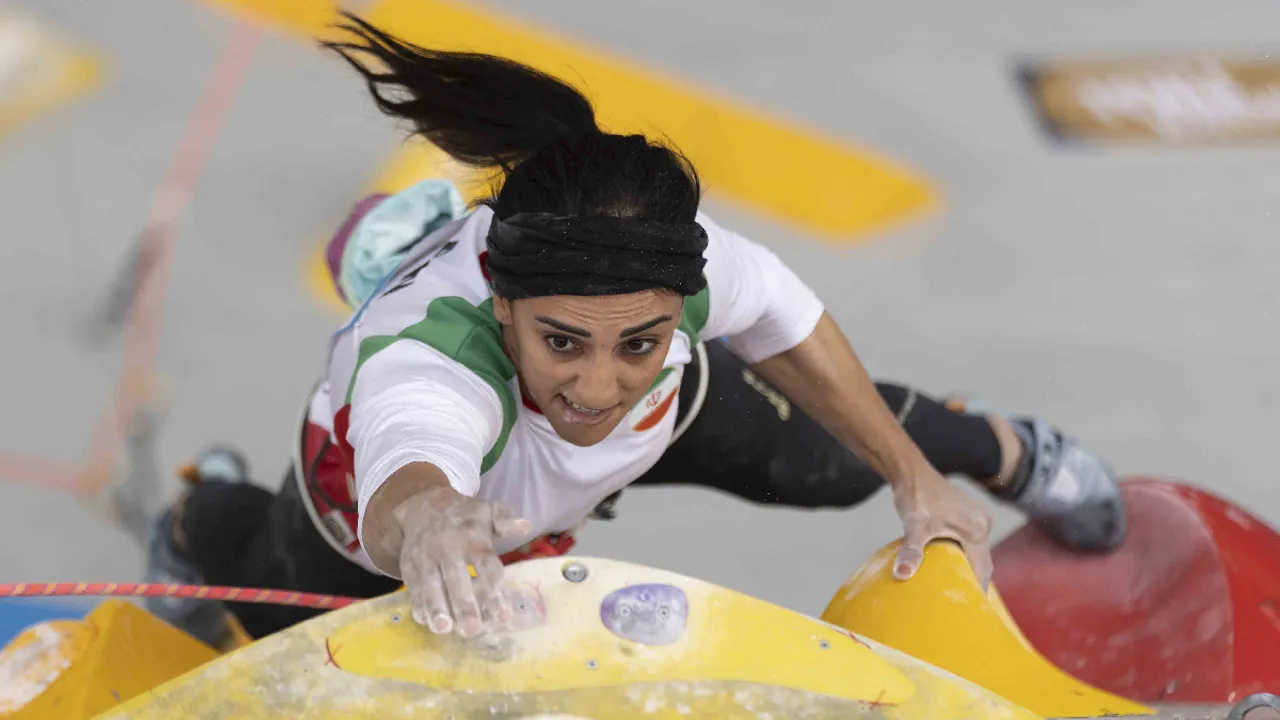 Iranian athlete Elnaz Rekabi returns home amid 'missing' claims after ...