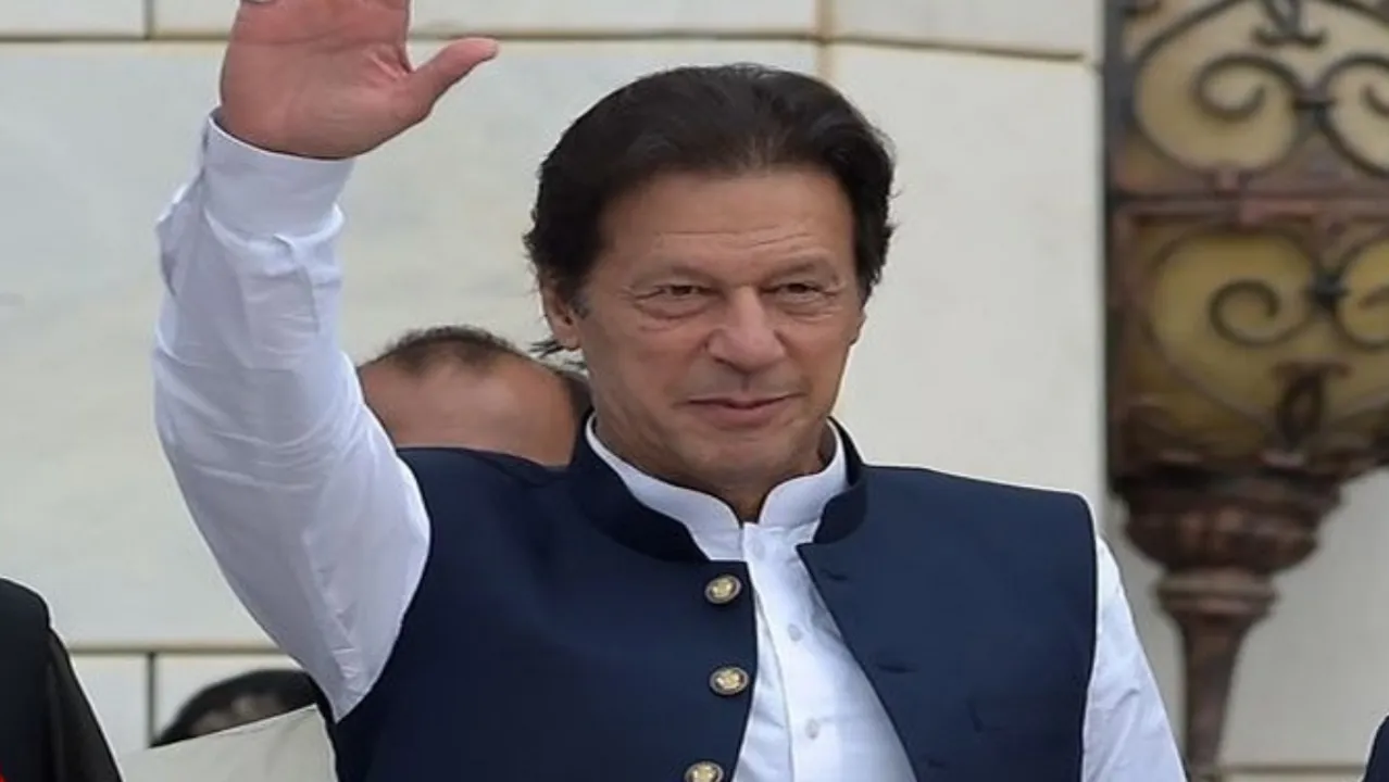 Imran Khan sounds power show bugle at Minar-i-Pakistan in Lahore