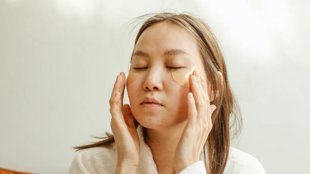 Celebrity dermatologist reveals why you need AHAs and BHAs in summer ...