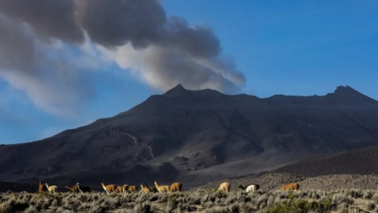 State of emergency declared in Peru as Ubinas volcano spews ash