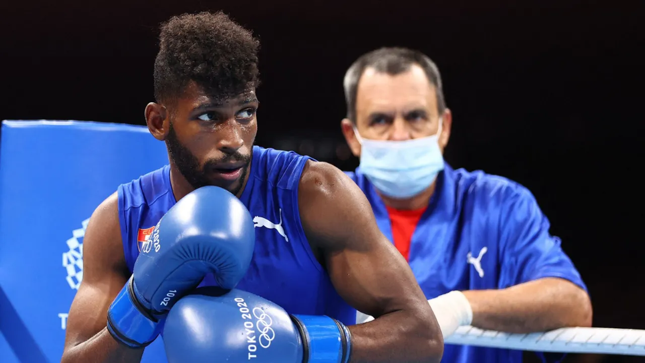 Olympic golf medalist Andy Cruz wins on pro boxing debut