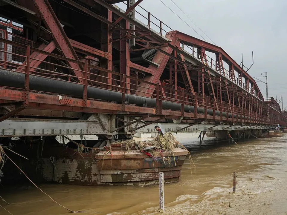 India weather: Yamuna river continues to flow above danger mark, Hindon ...