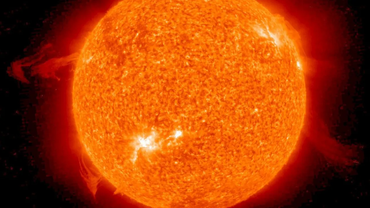Sun's rampant activity cycle likely to peak January 2024, scientists ...