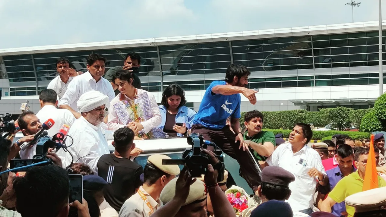 WATCH – Vinesh Phogat breaks down upon returning home from Paris ...