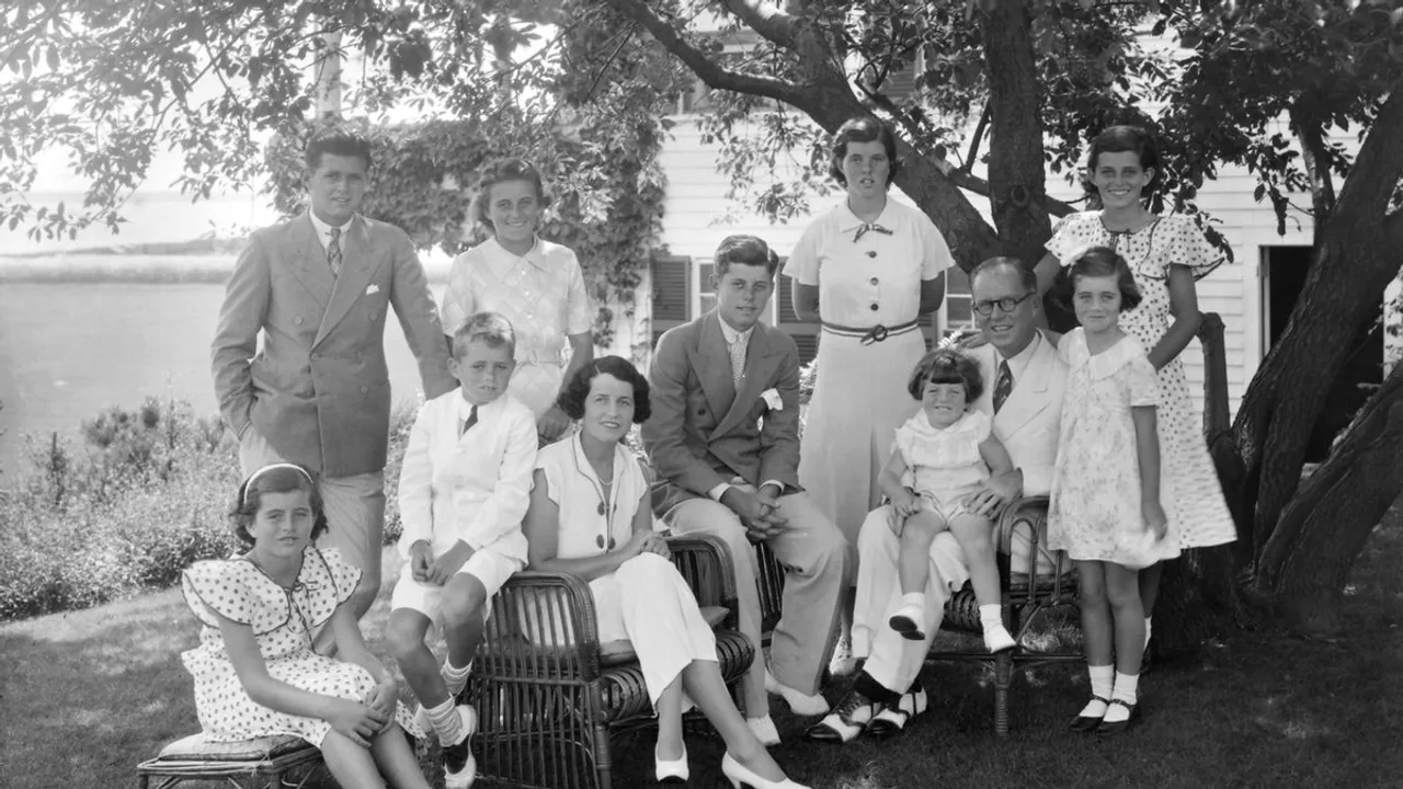 'Les Kennedy, une fratrie amricaine': A Reflective Documentary on the ...
