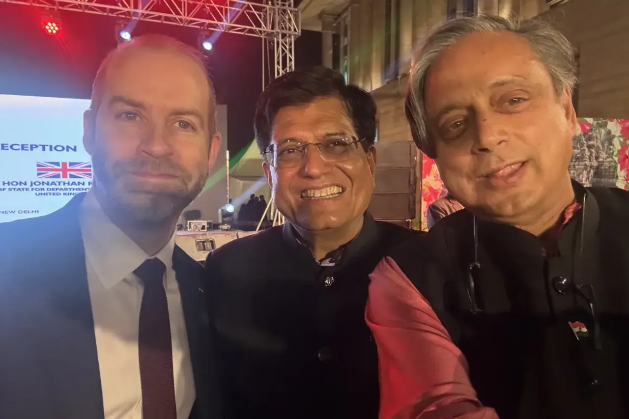 Congress in a Tight Spot! Shashi Tharoor’s Selfie with Piyush Goyal ...