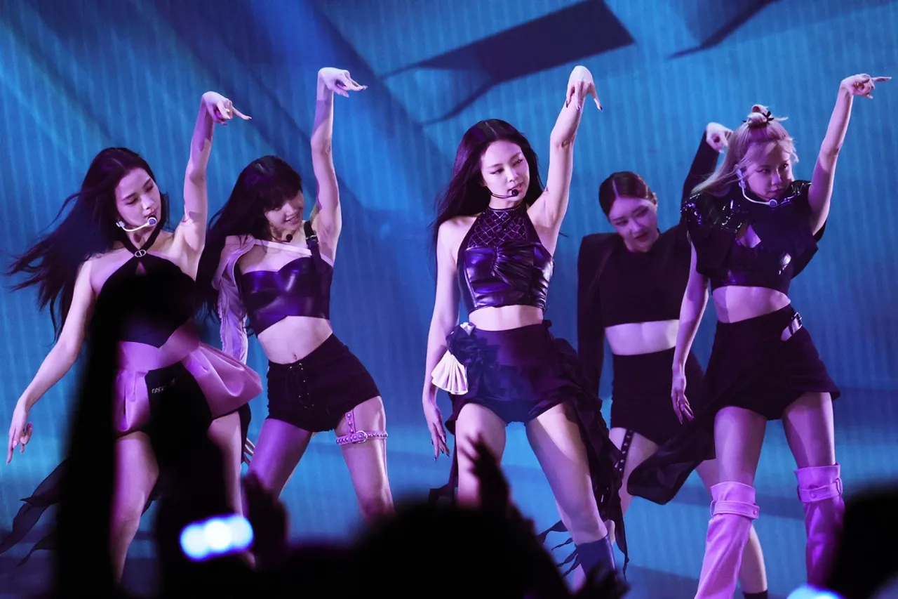 BLACKPINK sets the stage of MTV's VMA on Fire with their 'Pink Venom ...