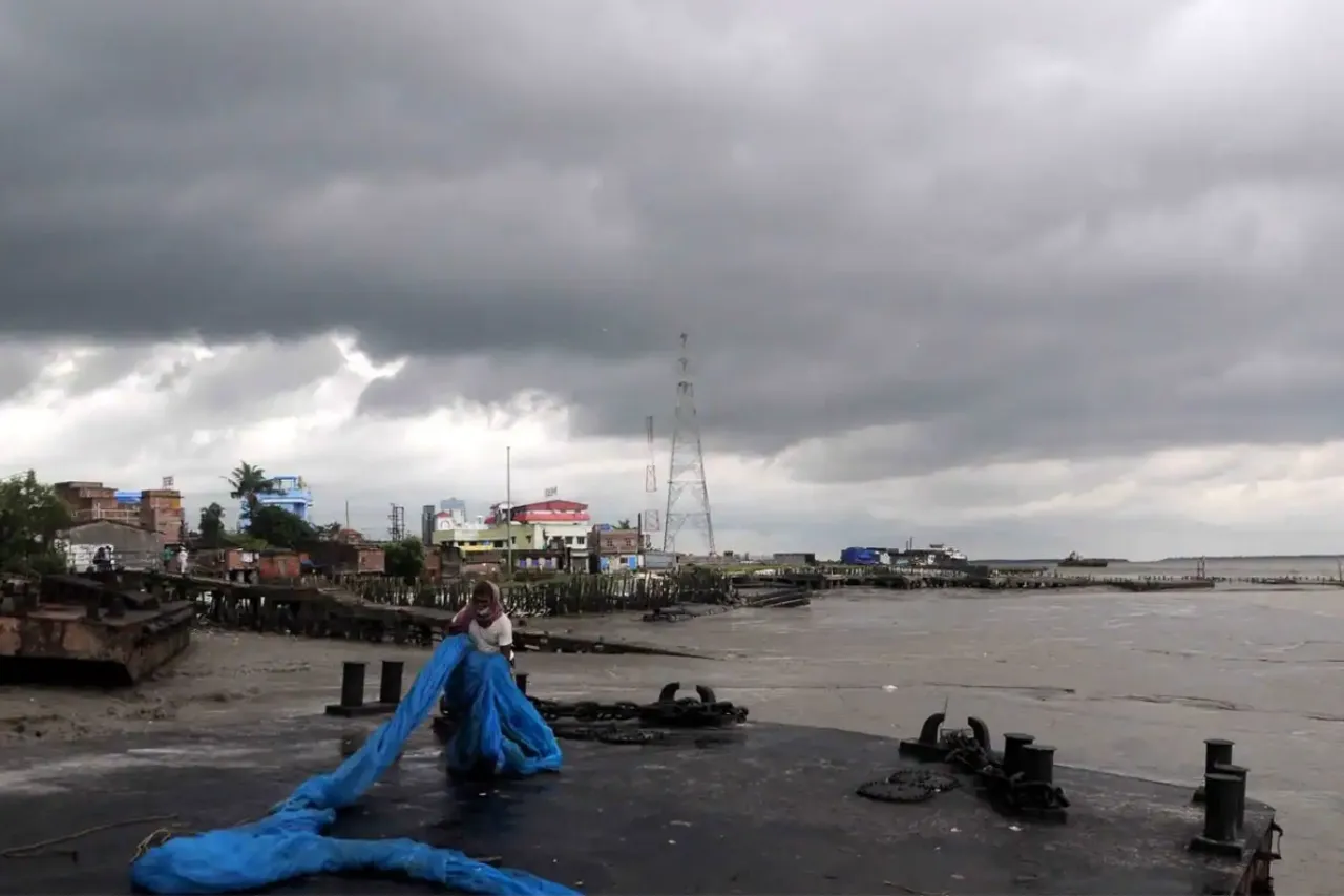 Cyclone Mandous: NDRF, navy on alert in Tamil Nadu and Puducherry as cyclone rages over Bay of ...