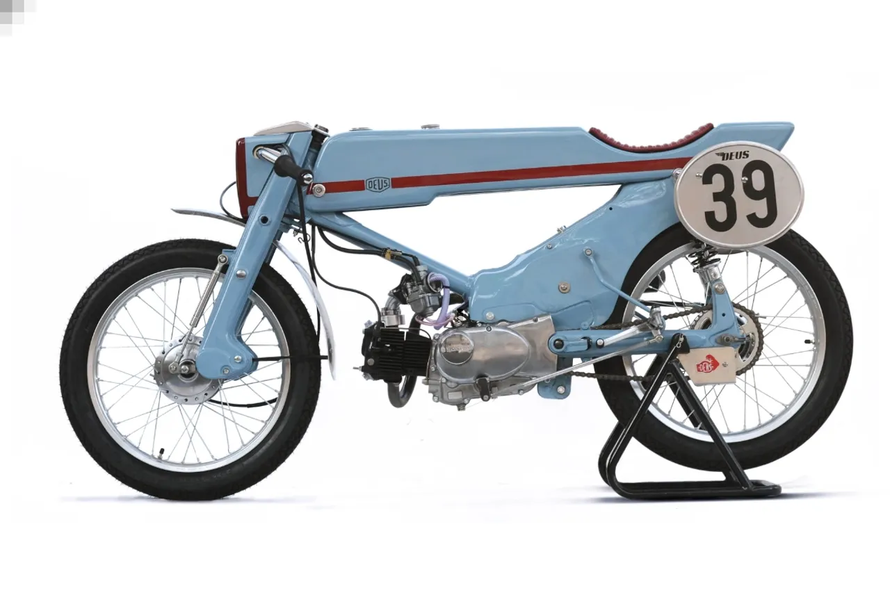 Honda Super Cub modified by Deus Japan and made into a racing machine ...