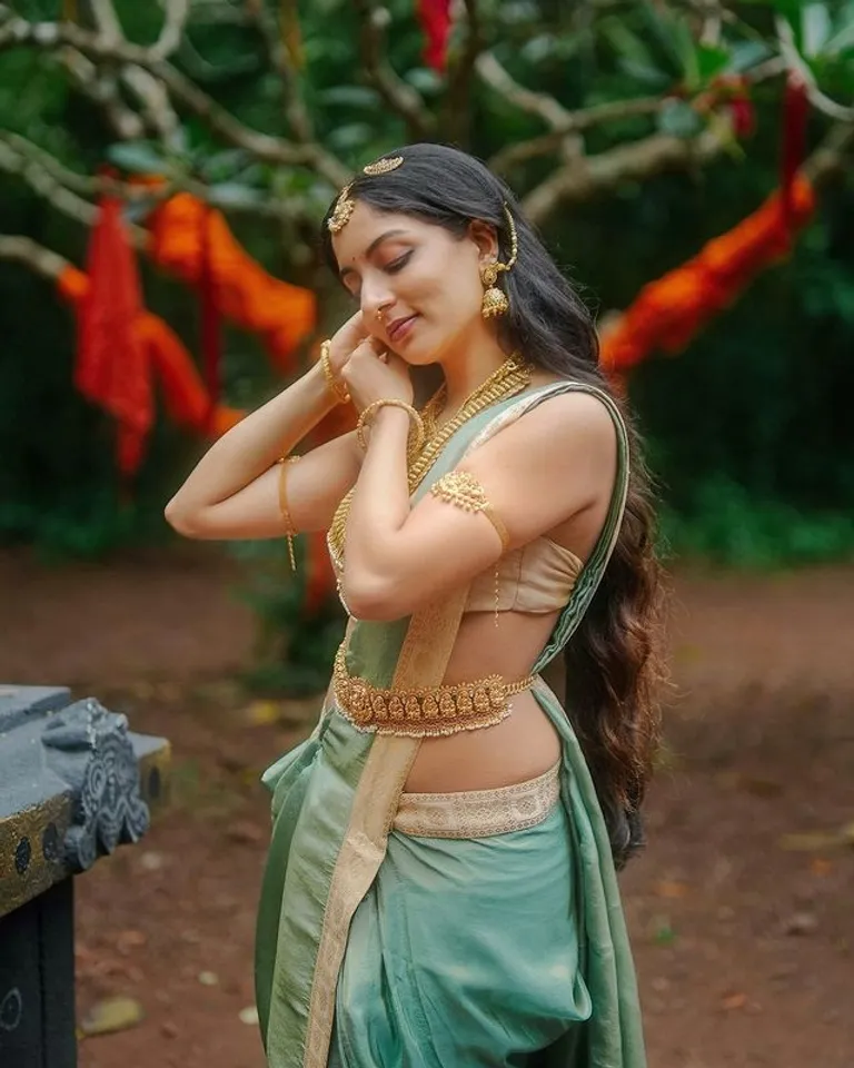 നീയേതു ശില്‍‌പിയെ തേടുന്ന ചാരുത: വൈറലായി ഇഷാനിയുടെ ചിത്രങ്ങൾ