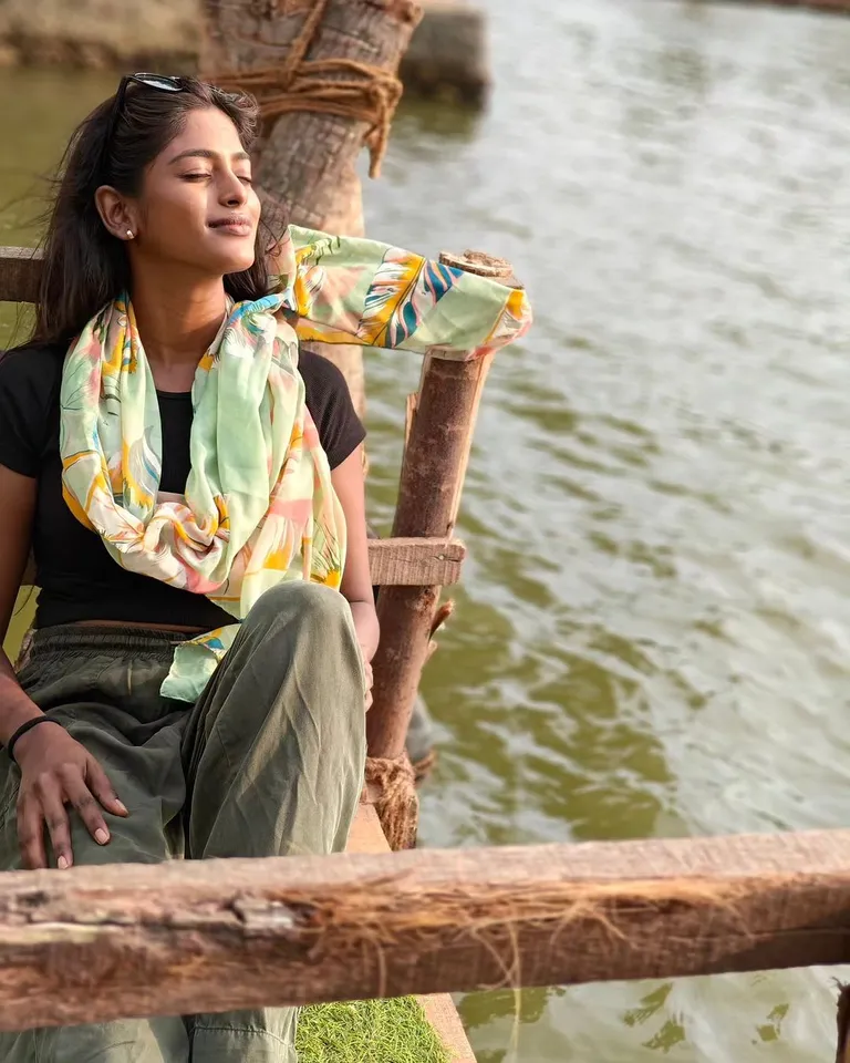 ஆற்றில் படகு சவாரி... ஊஞ்சலில் உற்சாகம் : பிக்பாஸ் பிரபலம் வைரல் க்ளிக்ஸ்