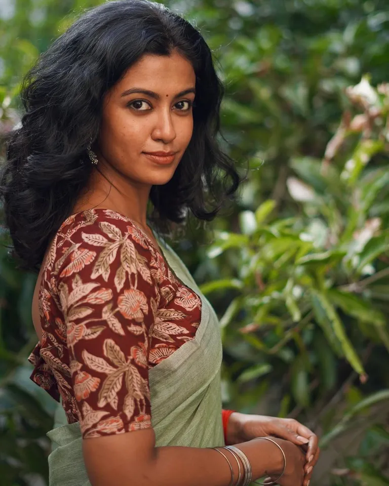 சூரியன் முத்தம் கொடுத்த மணலில்... சின்னத்திரை நடிகை வைரல் க்ளிக்ஸ்