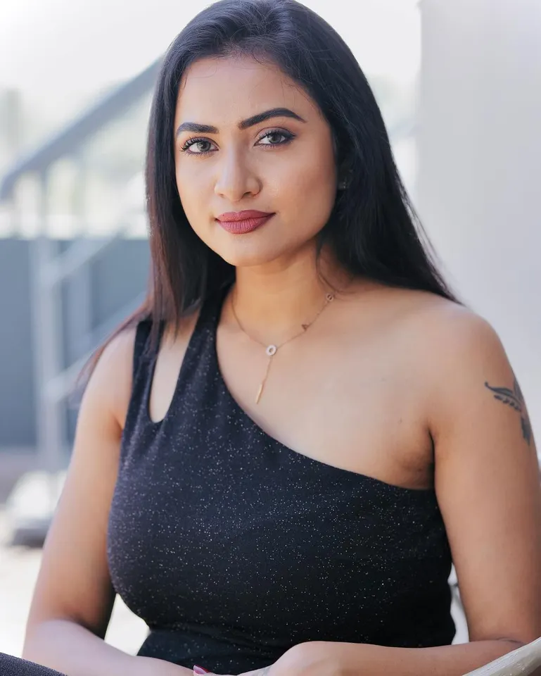 மாடர்ன் உடை... கையில் ஒயின்: இதயம் நடிகை ஜனனியின் க்ளாஸ் லுக்!