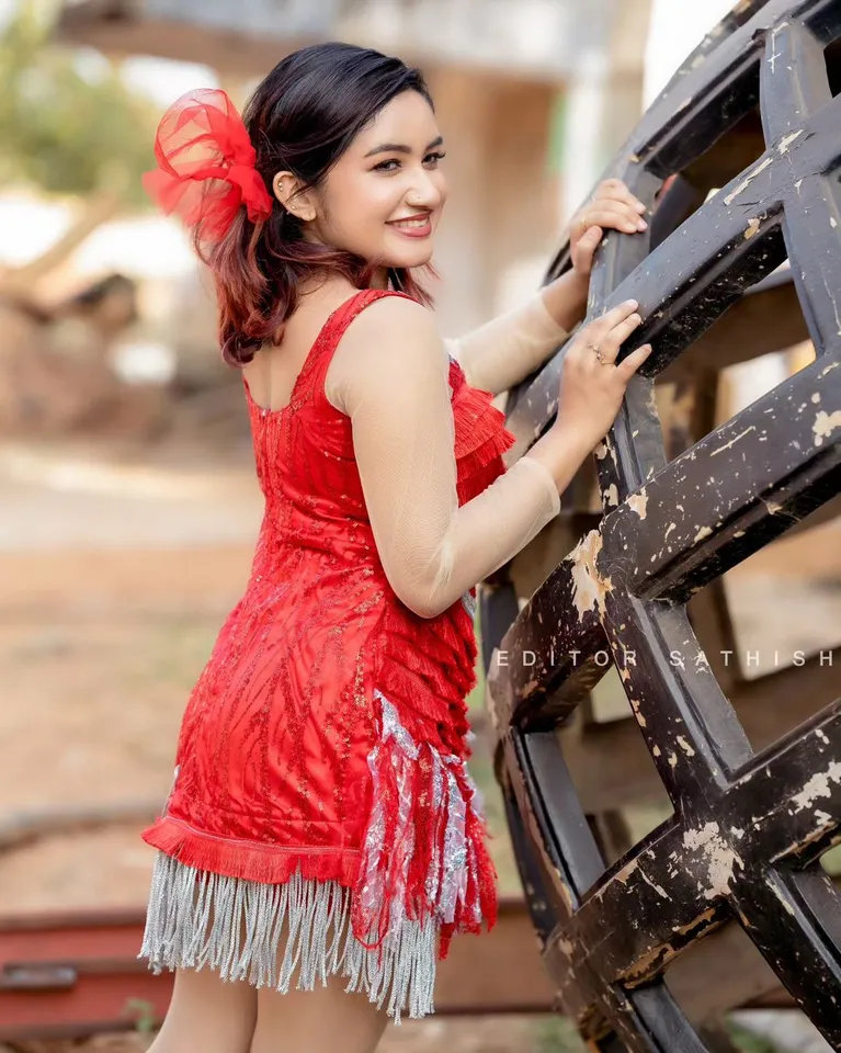 பாட்டு பாட அவ்வளவு இஷ்டமோ... இந்த பிக்பாஸ் நடிகை யார்னு தெரியுதா? வைரல் ...