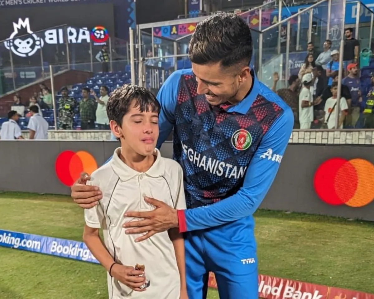 WATCH: Young fan gets emotional as he hugs Mujeeb Ur Rahman after ...