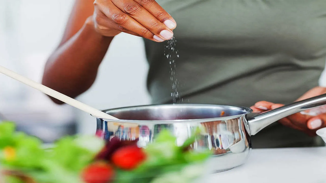 Extra Salt in foods : सब्जी में गलती से डल गया है ज्यादा नमक, तो इस तरह ...
