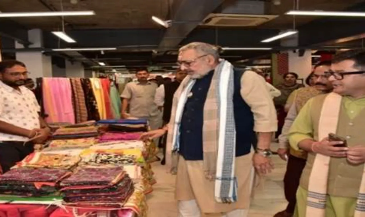Union Textiles Ministers Visit "VIRAASAT" Exhibition for National ...