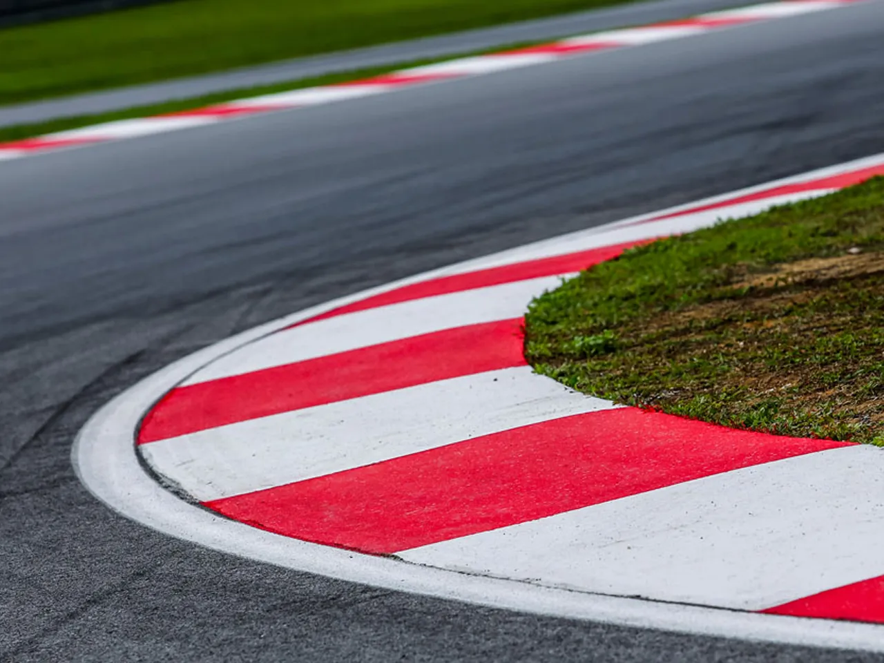 Why Kerbs of Formula 1 track is white and red in colour?