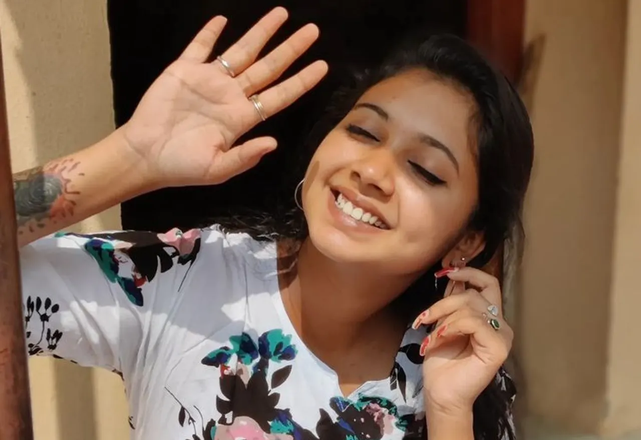 இந்த ஃபுளோரல் பிரிண்டட் அனார்கலி சல்வார் எப்படி இருக்கு? மெளன ராகம் ...