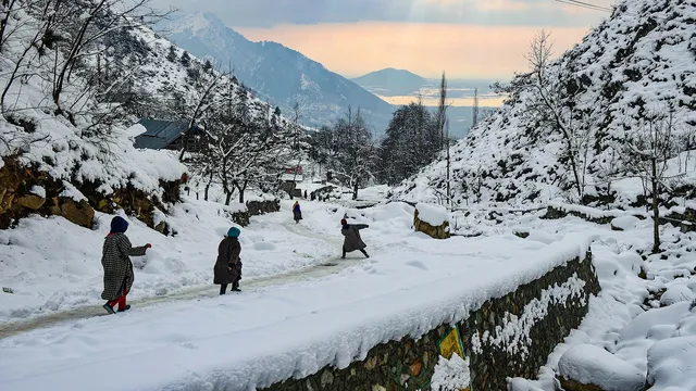 Cold wave in Kashmir, several places record minimum temp below minus 3 ...